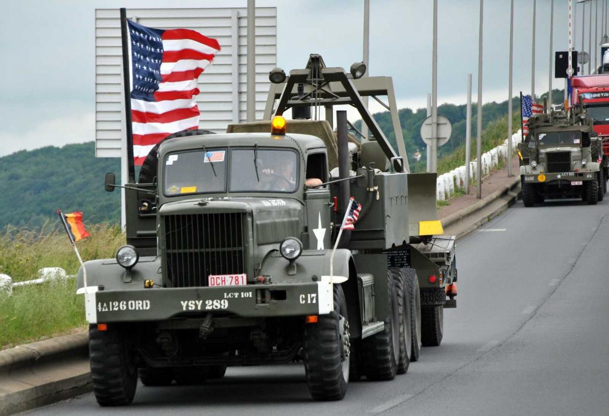 BMVT - Normandie 2014 - Spectaculaire convoi belge de Diamond T M20 et ...